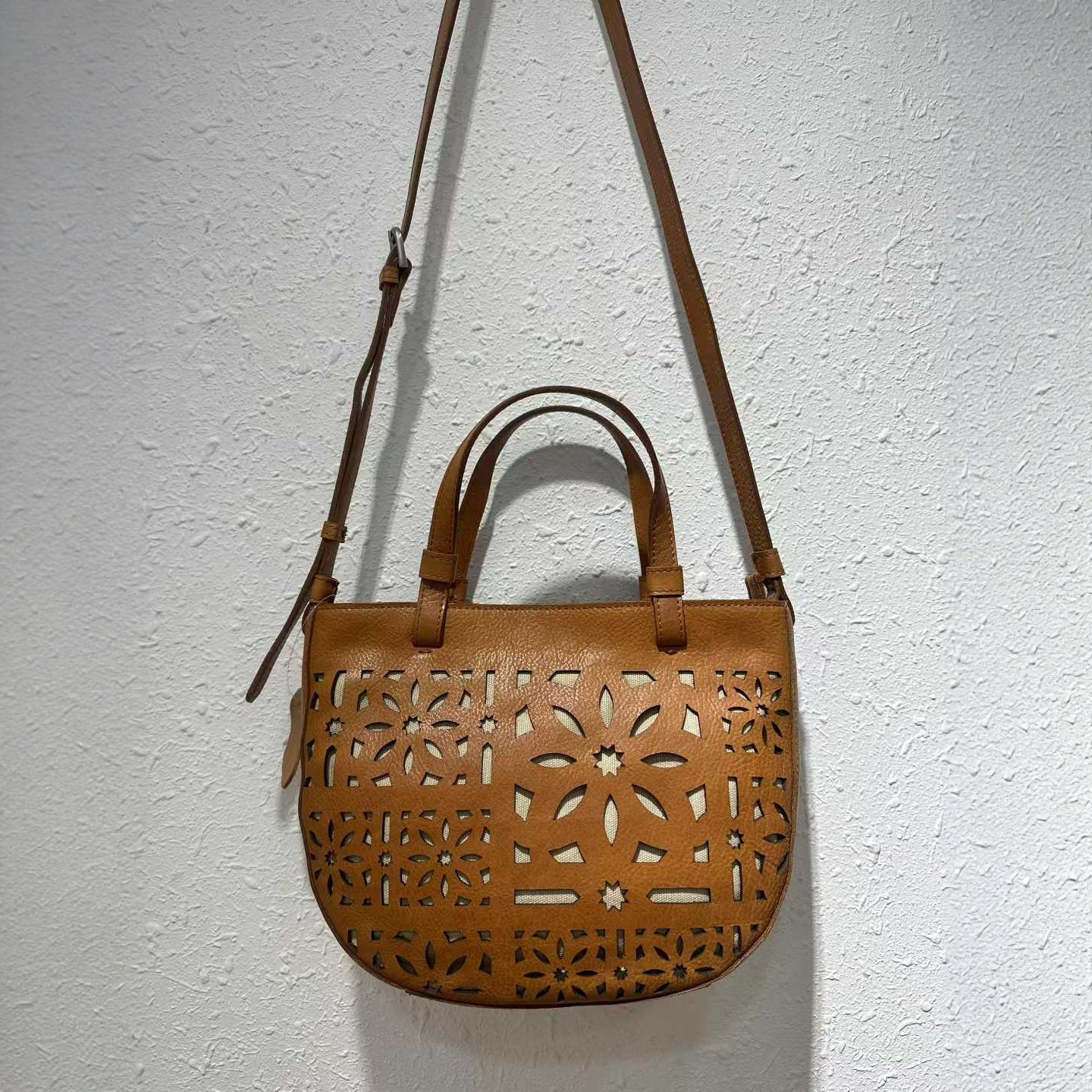 Ladies' Handcrafted Vegetable-tanned Leather Handbags Engraved Feature ...