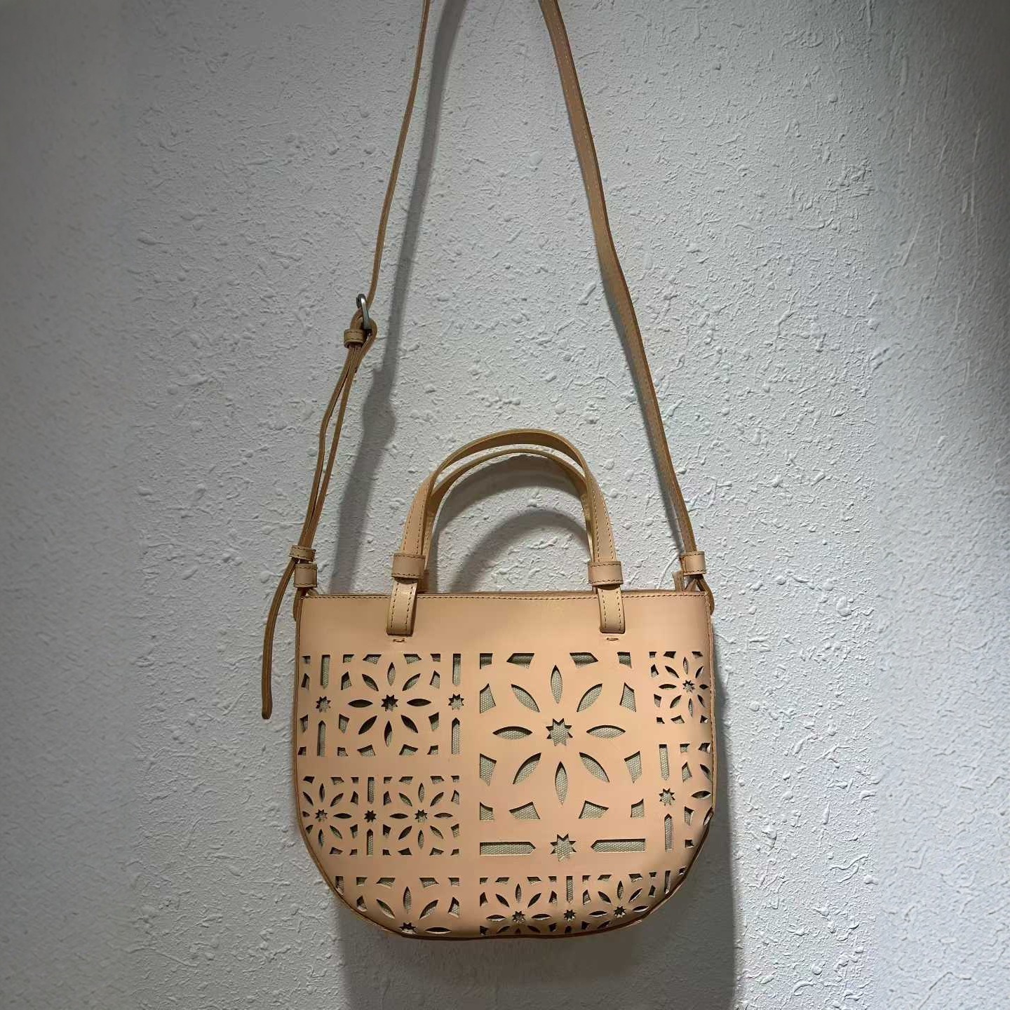 Ladies' Handcrafted Vegetable-tanned Leather Handbags Engraved Feature ...